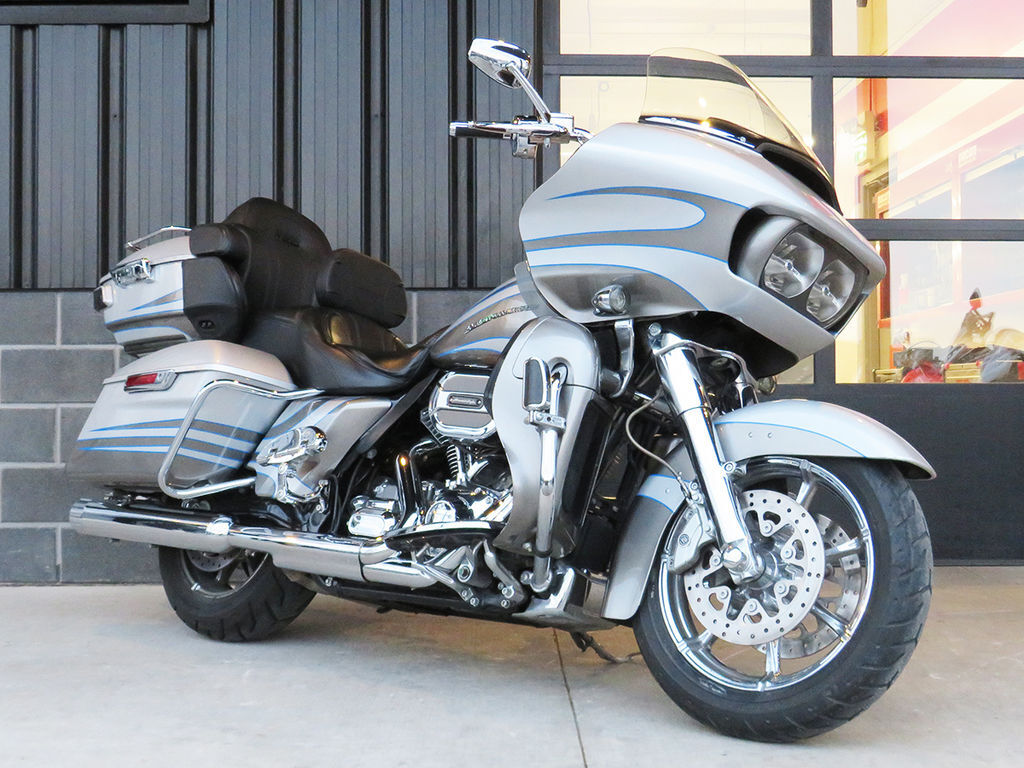 2016 Harley-Davidson FLTRUSE - CVO™ Road Glide Ultra® - Cambridge