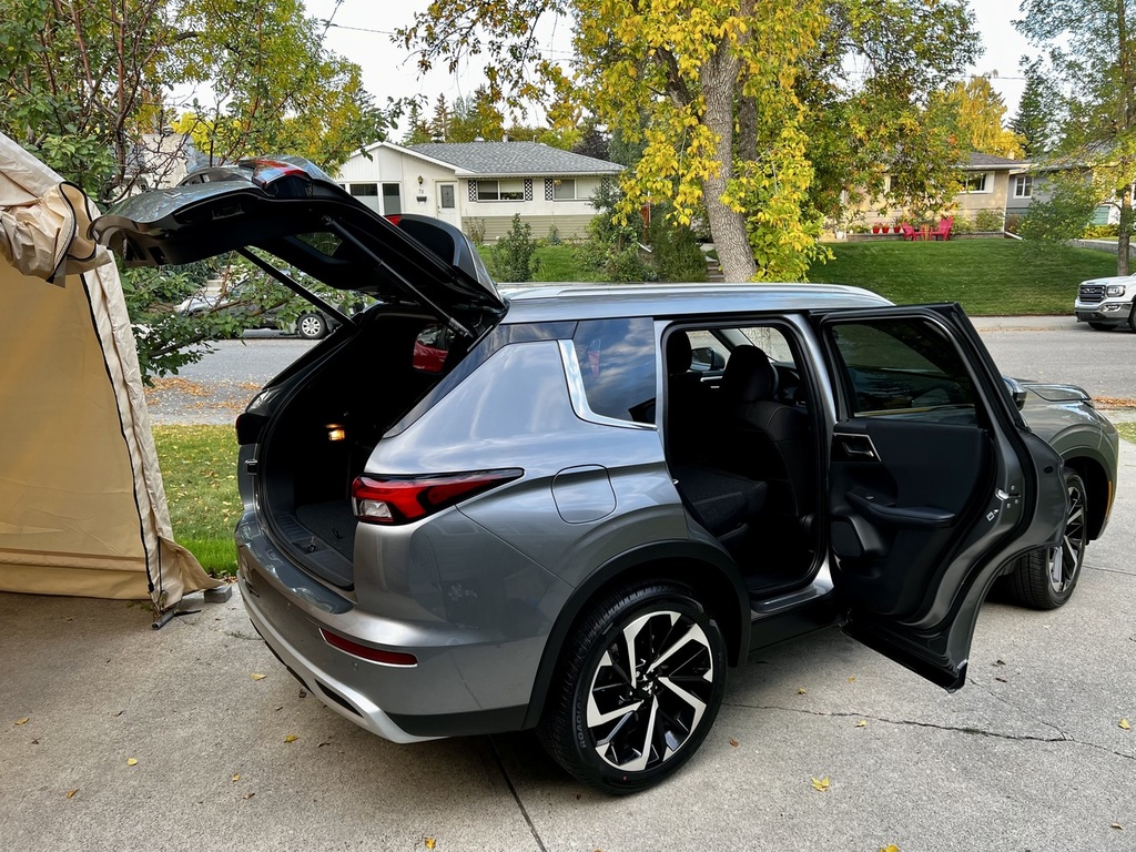 2023 Mitsubishi Outlander LE S-AWC - Calgary